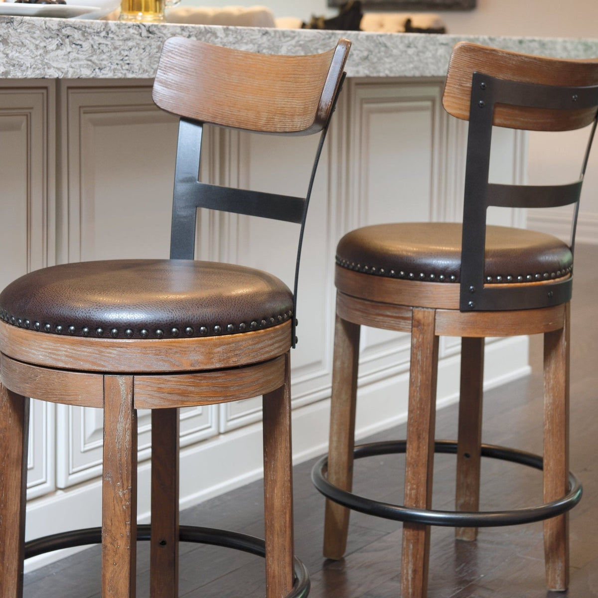 Ashley Furniture Pinnadel Grayish Brown Counter Height Bar Stool (Set ...
